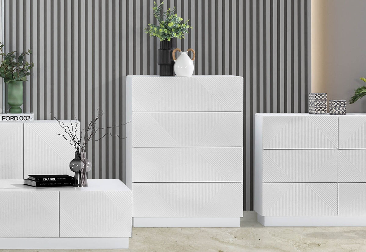 WHITE GATES White Tall Chest
